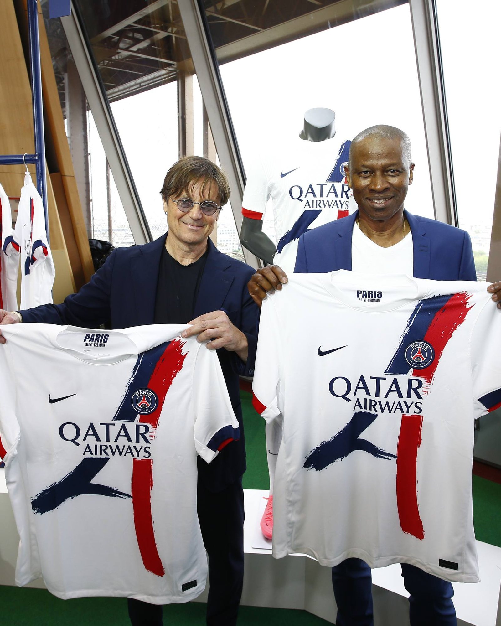 PSG presenta su nueva línea de camisetas inspiradas en París y la torre ...